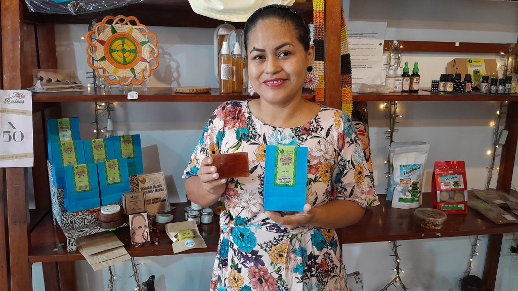 TRANSFORMA INSUMOS AMAZÓNICOS EN JABONES Y CHAMPÚS | Diario Pro & Contra